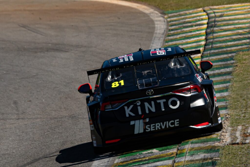 Corolla com V8? Veja como são preparados os carros da Gazoo na Stock ...