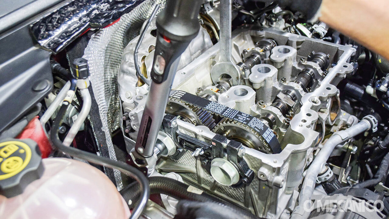 Como fazer a troca da correia banhada a óleo do Onix 1.0 Turbo; vídeo e ...